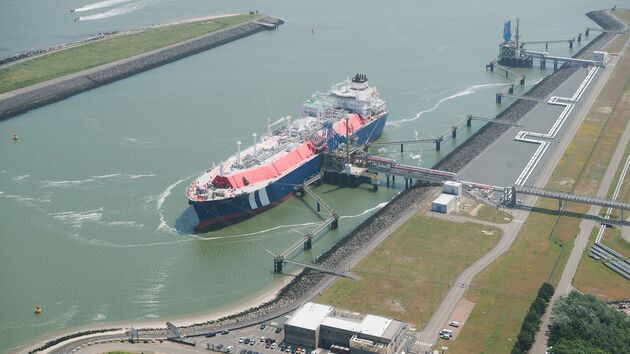 Throughput port of Rotterdam remained at the same level as last year ...